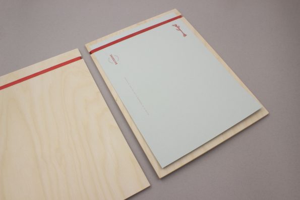 Restaurant menu design, wood holders with elastic - PlungTools.com